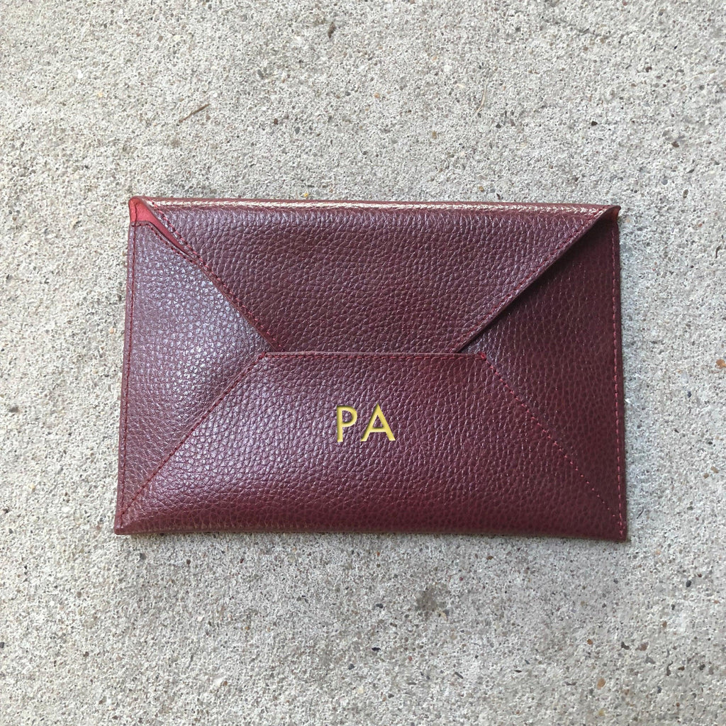 Envelope Tasche mit Prägung Bordeaux – Mein Monogramm